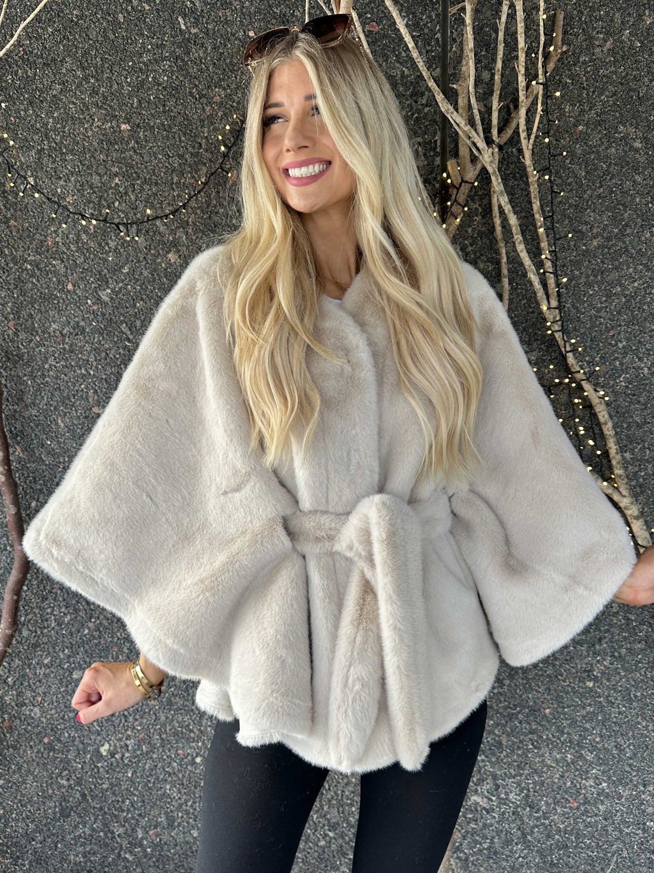 Barbara - Kort blød faux fur kappe / jakke